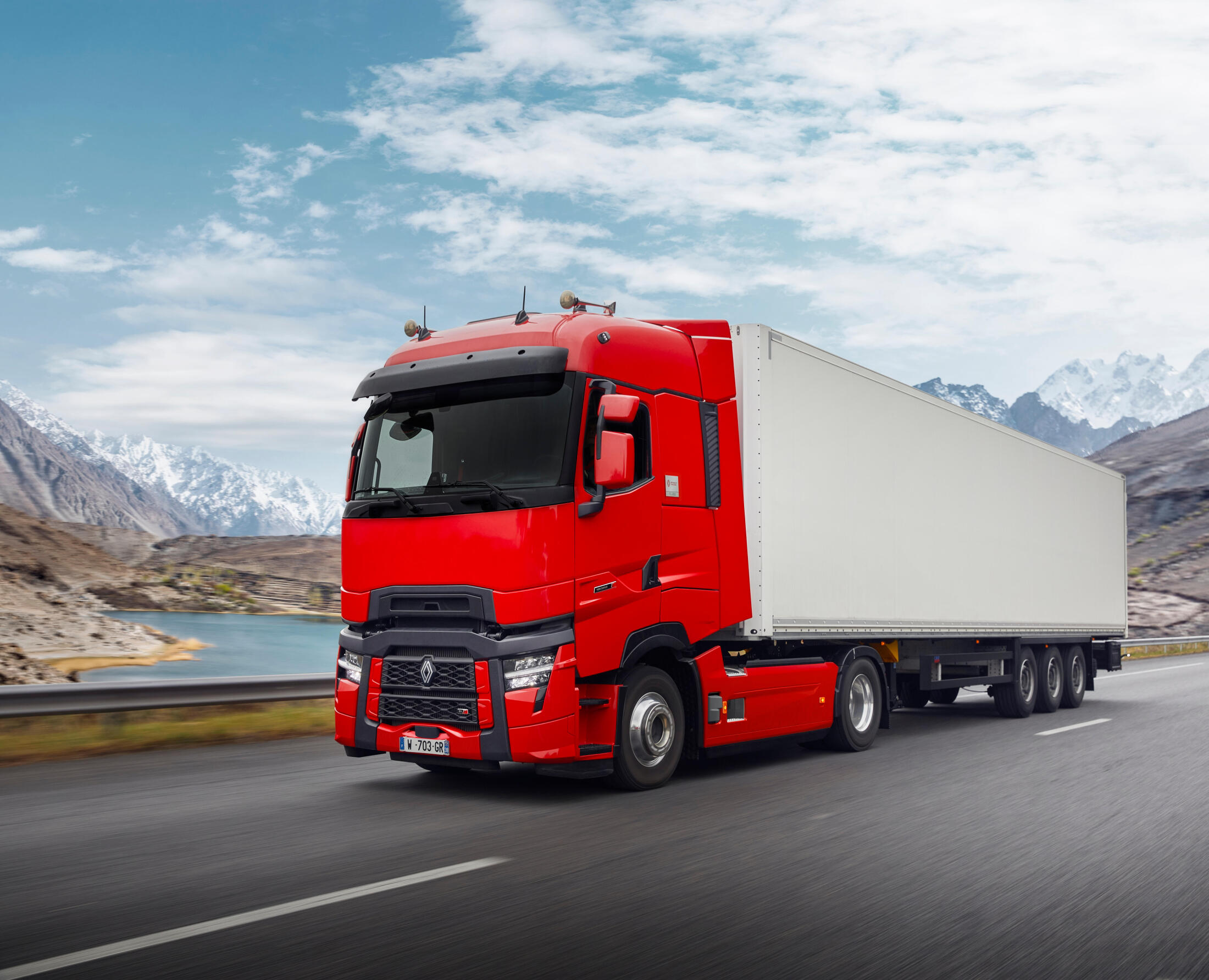 Batch transport: long-haul travel with complete peace of mind | Renault ...